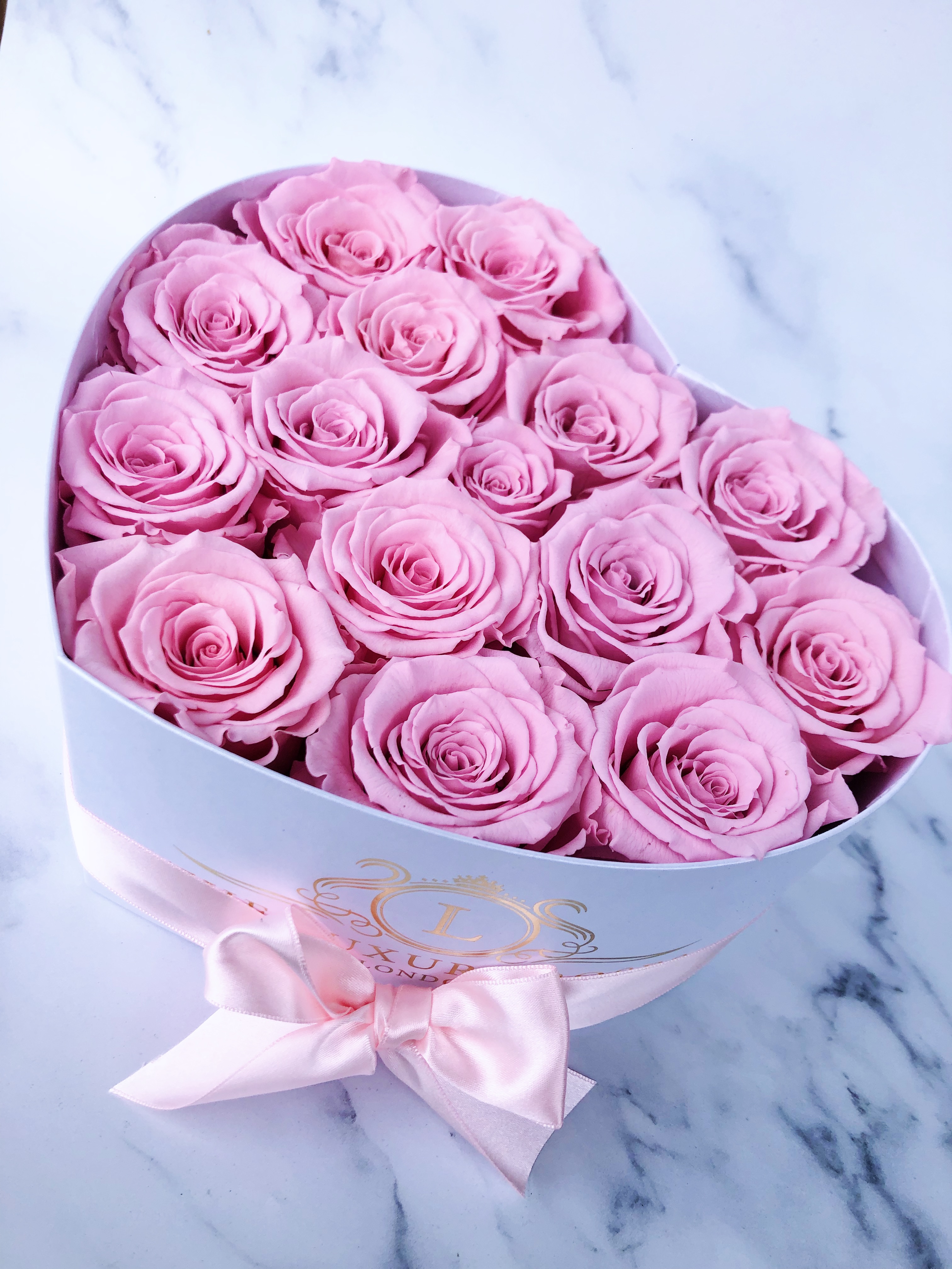 White love heart box of infinity roses that last a year - Preserved ...